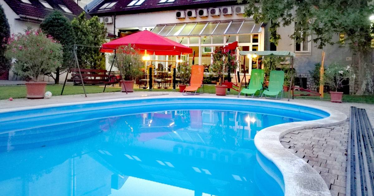 Medence - Manzard Panzió